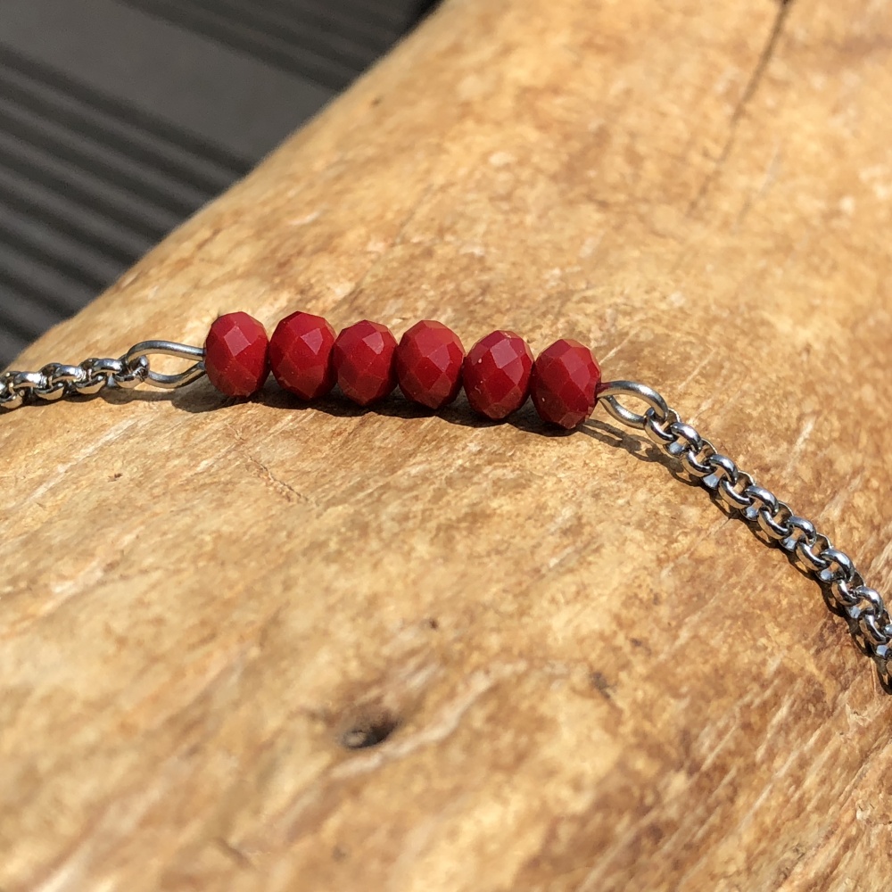 Bracelet moderne de couleur rouge, perles facettées