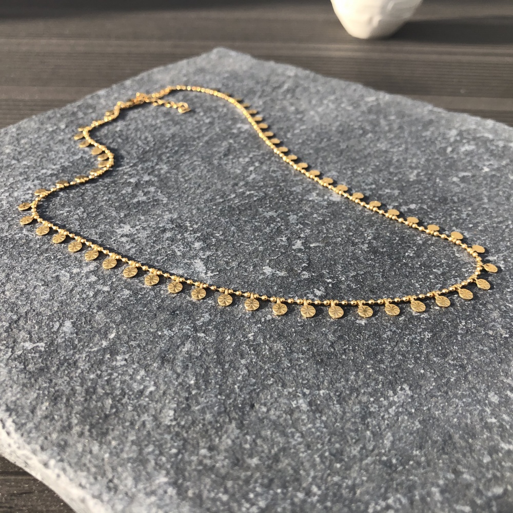 Collier avec petites pastilles en véritable plaqué or