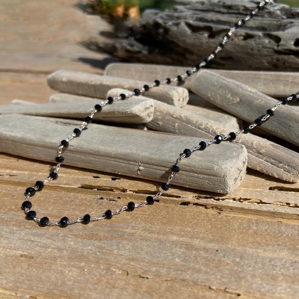 Ensemble de 2 colliers courts couleur argent et noir