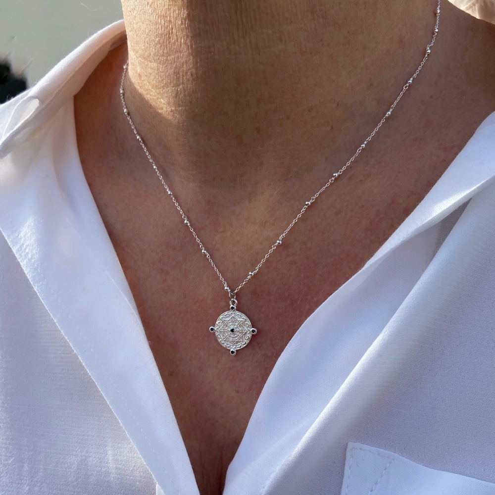 Ensemble de 2 colliers courts couleur argent et noir