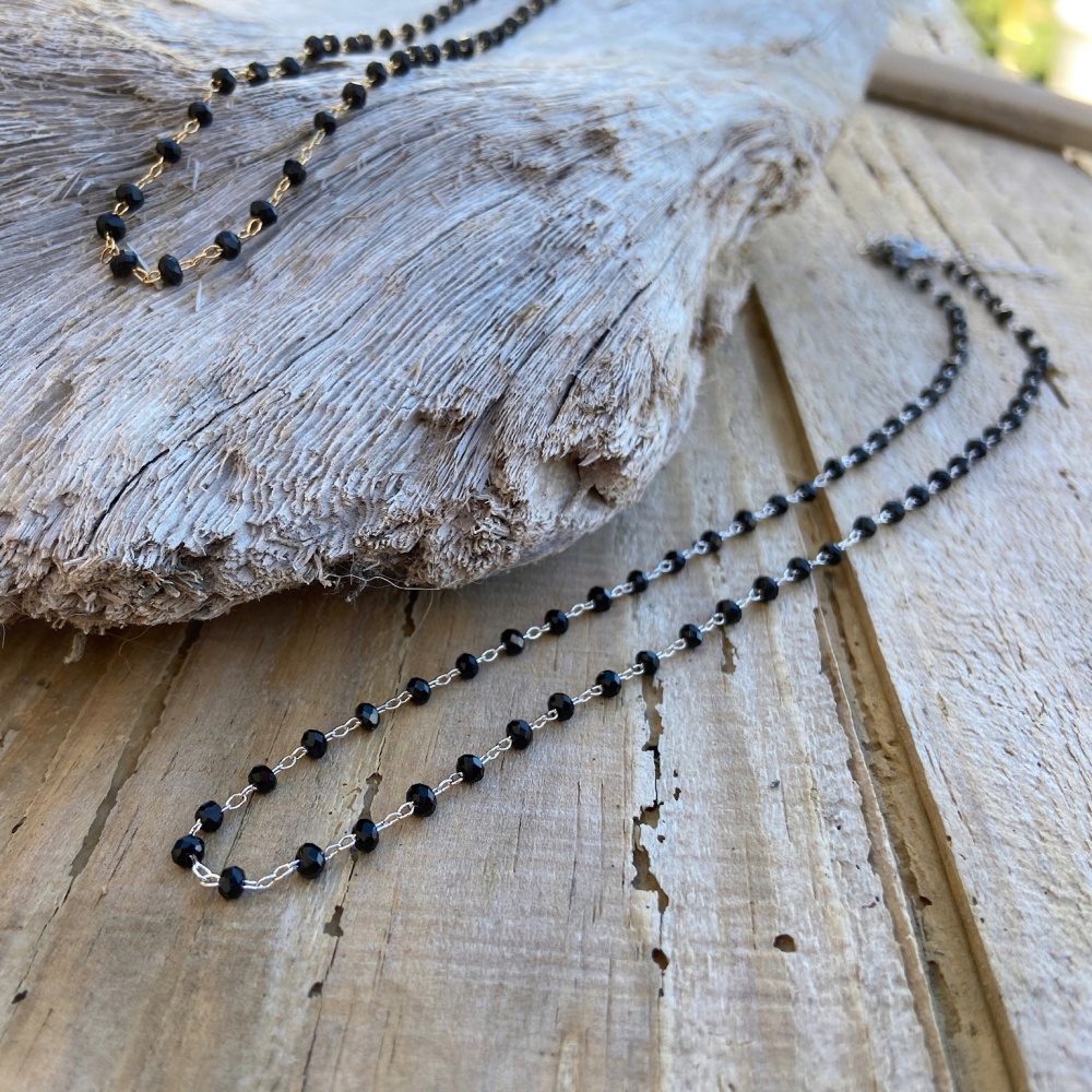 Ensemble de 2 colliers courts couleur argent et noir